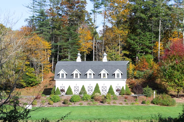 Quaint & Romantic Barn Loft – French Country - North Carolina