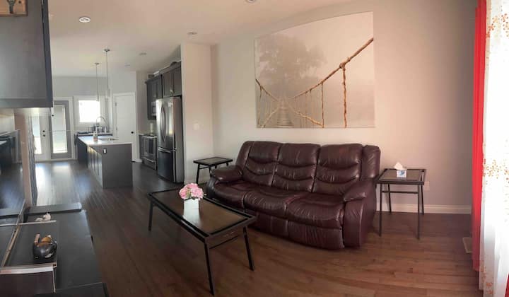 San Shine Casa W/ 3 Bedrooms & 3 Bath Home - Saskatoon