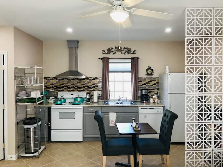 Super Cute Modern Upscale Downtown Suite - Greensboro, NC