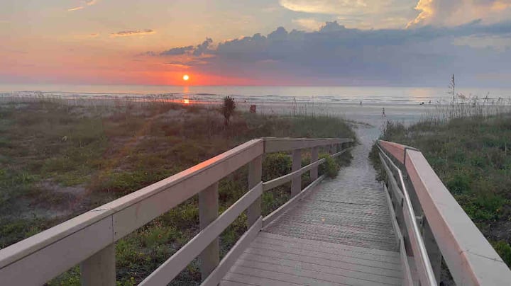 6 Minute Walk To The Beach! Rest And Relax - Crescent Beach, FL
