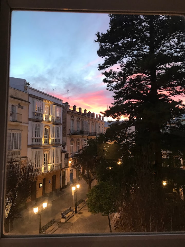 Charming And Bright Flat Facing Beautiful Square - Cadix