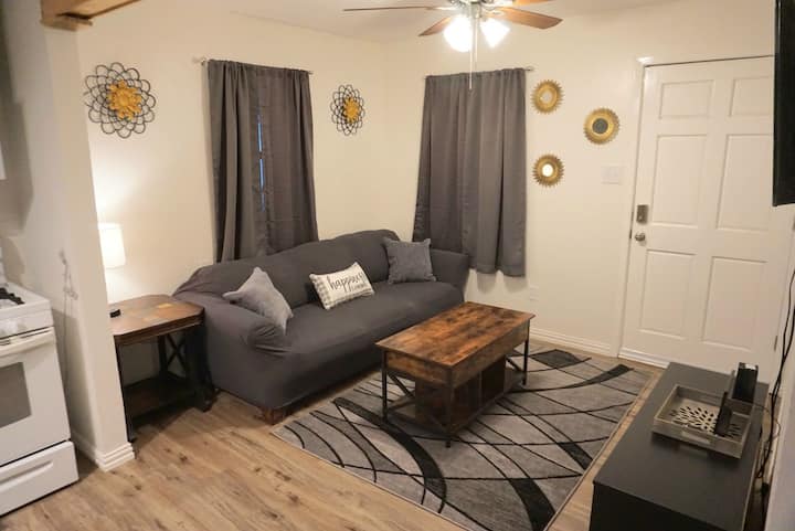 Cozy 2 Bedroom Guest House - Saginaw, TX