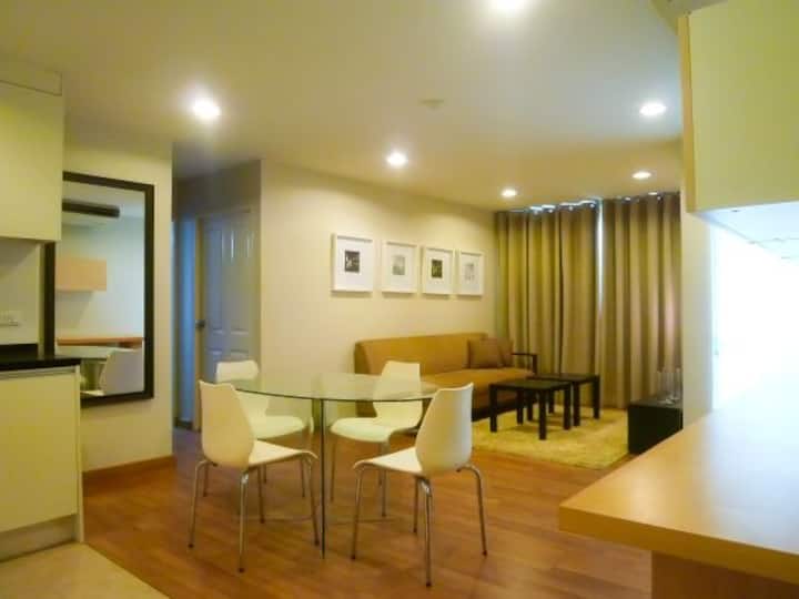 Large One Bedroom Fully Equipted Near Bts Aree - 방콕