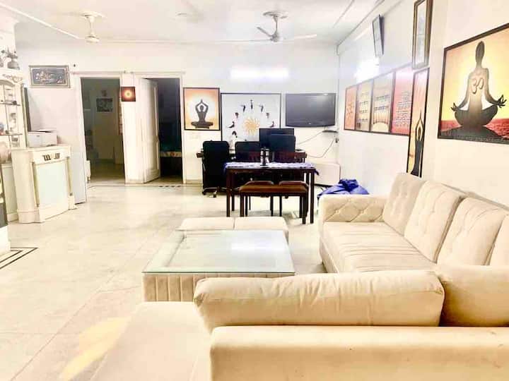 Luxurious3bhk+spaciouscentral Location+near Market - New Delhi