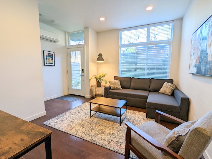 3 Bed Modern Townhome W/ City Rooftop Views - Seattle, WA