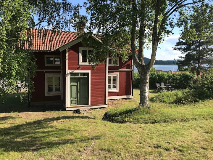Med Sjöutsikt I Idyllisk By - Leksand