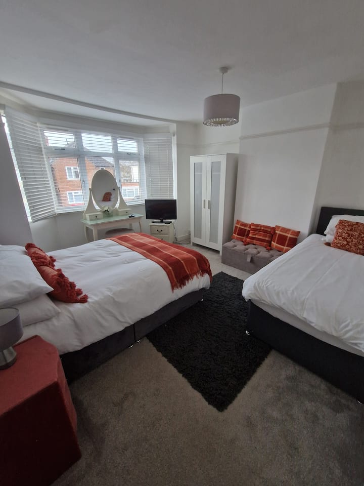 Lovely 3 Bedroom House With Parking Near Airport - Aéroport de Londres Luton (LTN)