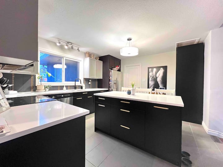 Very Large, Bright Clean Upper Suite - Grande Prairie
