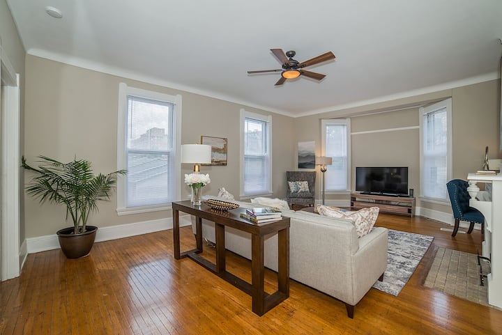 Grand Historic 2 Bedroom Apartment Near Eden Park - Cincinnati, OH