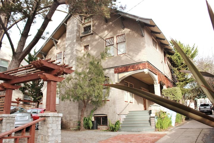 2-floor Spacious Attic W/character 13 Min To Uc - Berkeley, CA