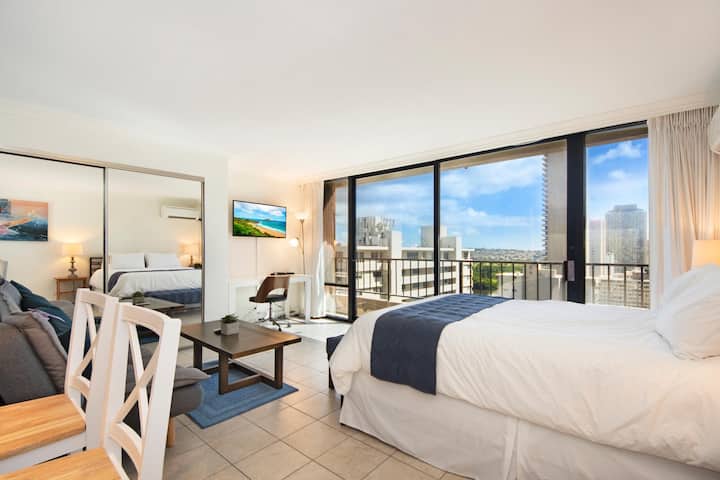 Modern Elegant Studio W Ocean Views Royal Gardens - Honolulu, HI