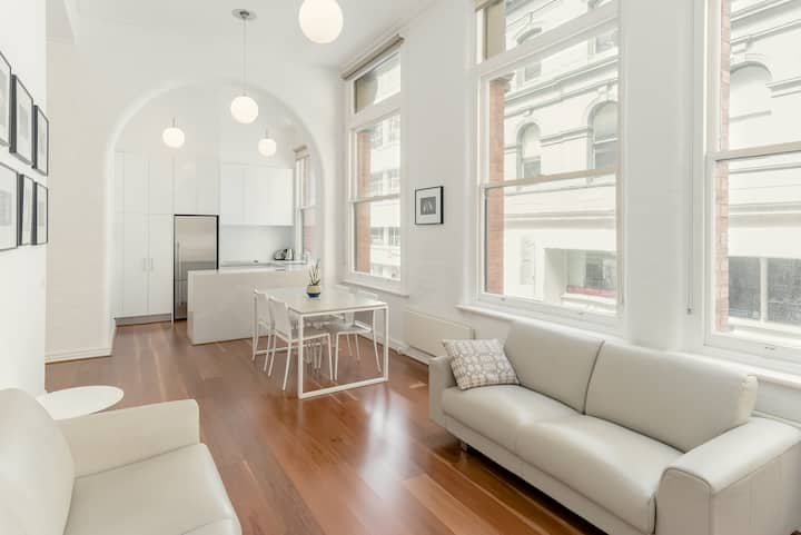 Visit Fashion Houses From An Airy, Minimalist Flat - Melbourne