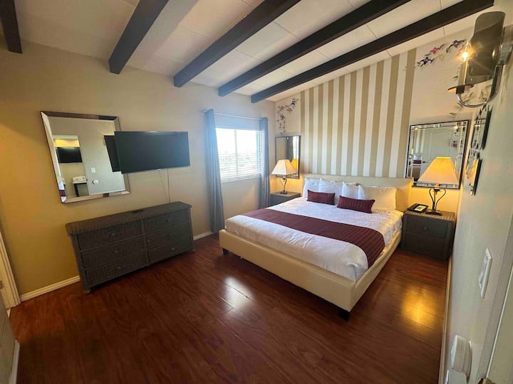 28 - Spacious King Suite (1 Bed, 1 Bath, Kitchen) - Palm Springs, CA