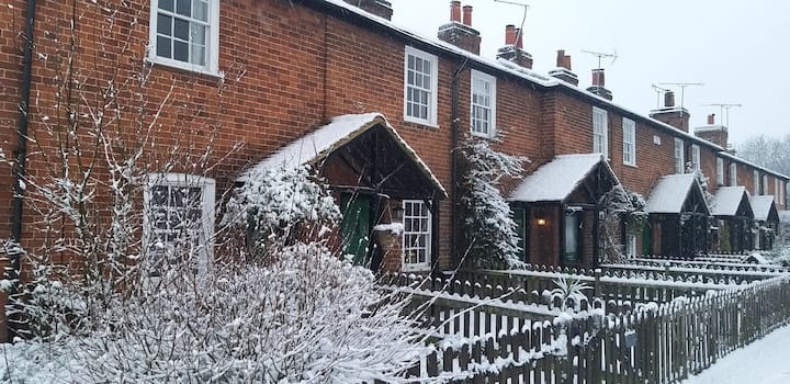 Cosy Cottage On Village Green - Berkshire