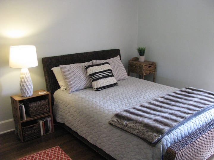 Cozy Room In Historic Tudor Home - Racine, WI