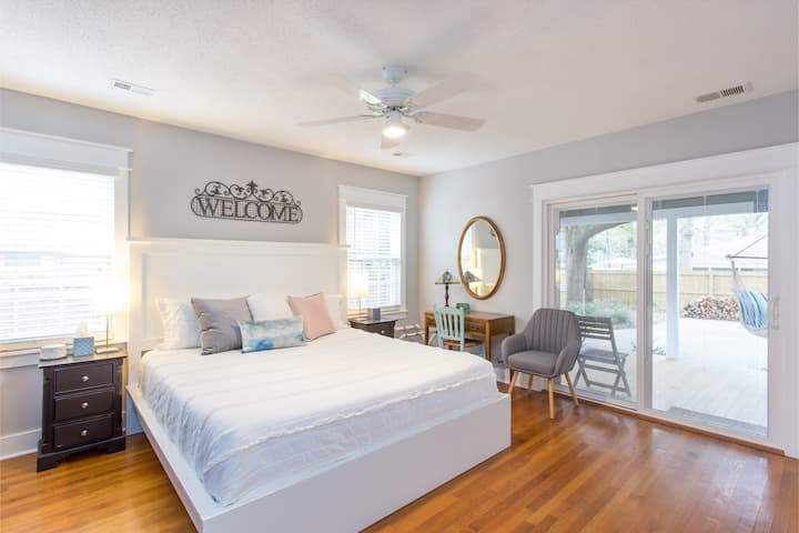 Private King Bed Suite With Rocking Chair Porch - Charleston, SC