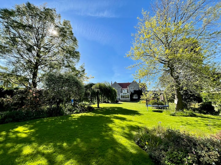 Stunning House: Walk To 5* Beaches + Huge Garden - Bournemouth