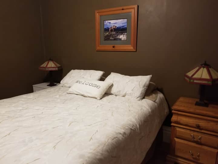 Lead: Queen Bed In Former Miner's Cabin - Deadwood, SD