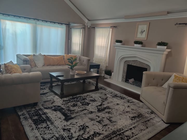 Sparkling Clean Purple Bedroom W/ Shared Bathroom - Placentia, CA