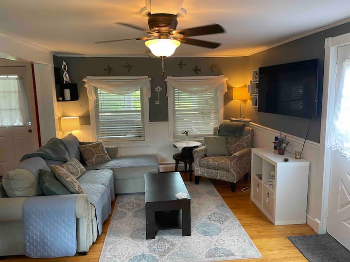 Cheerful Spacious Updated 1825 Maine Farmhouse! - Minot, ME