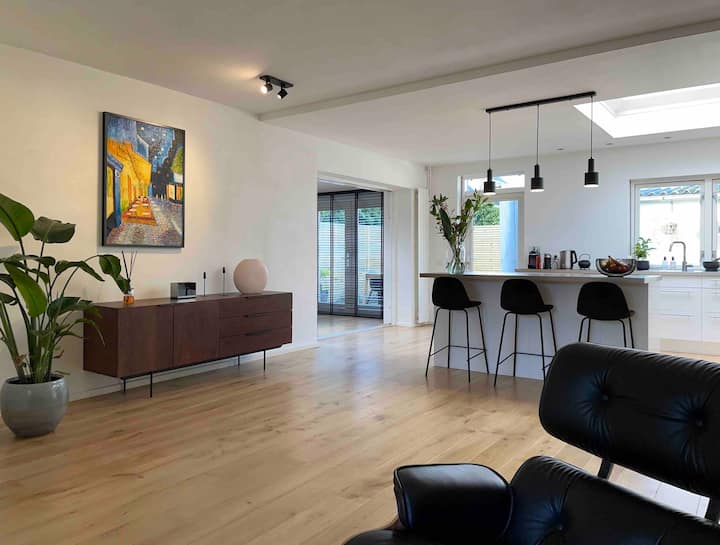 Spacious Child-friendly Family Home For Short Stay - Best