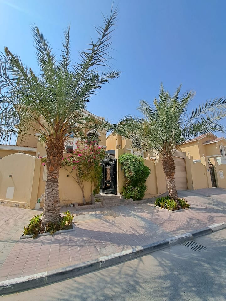 Luxury 6 Bedrooms Villa Nearthumama Stadium - Doha