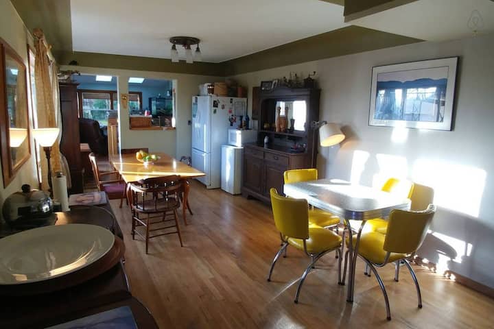 Quiet, Clean & Relaxing Home In Strawberry Vale B - 溫哥華島