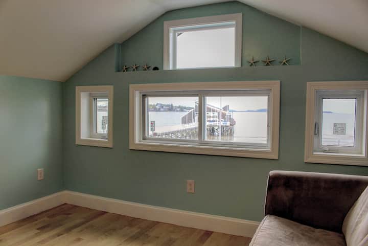 Beachfront Bungalow Suite W/ Parking - Quincy