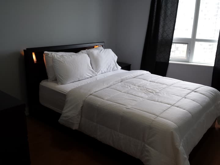 1bd & Den Prime Location & New Furniture Square 1 - Mississauga