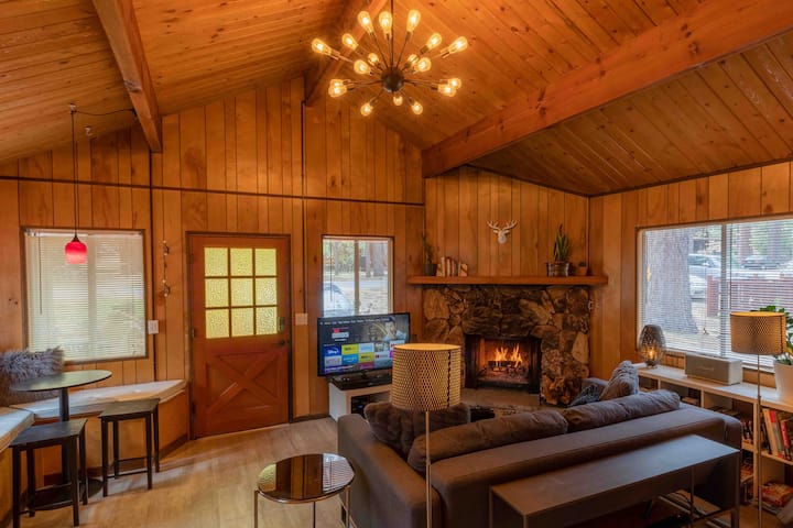 Romantic Big Bear Lake Cabin With Hot Tub - Big Bear, CA