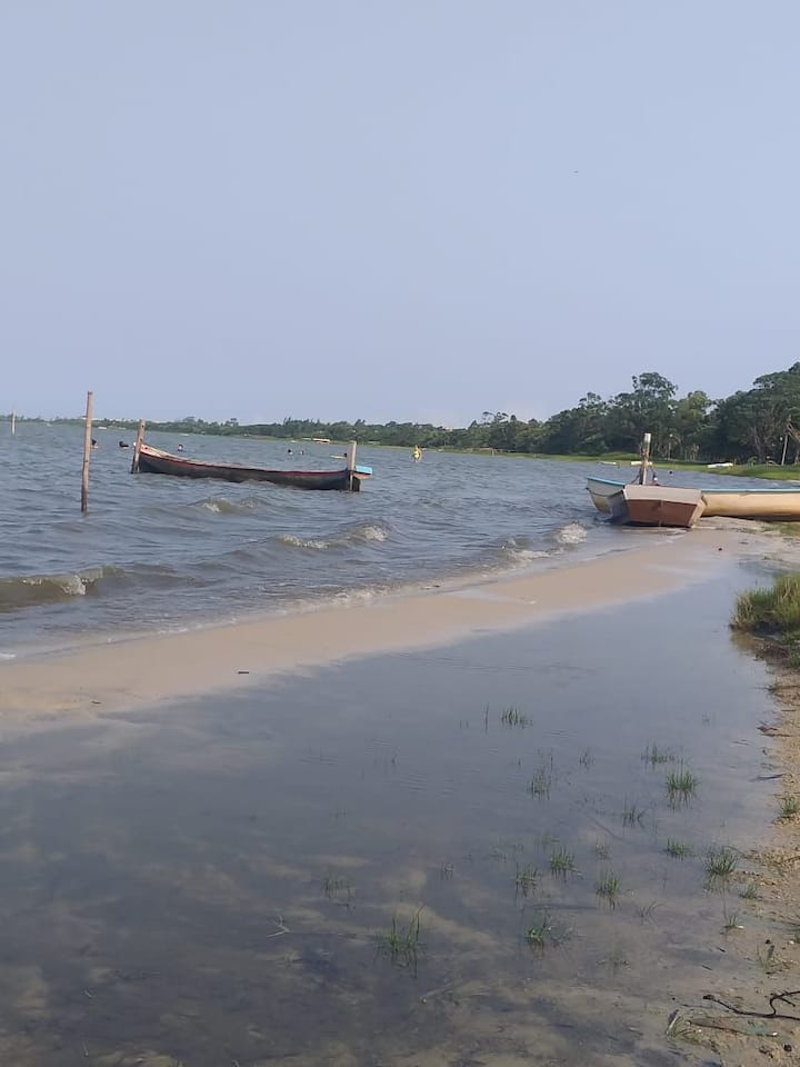 Casa Simples Agradável Com Pátio Fechado E Garagem - Imbituba