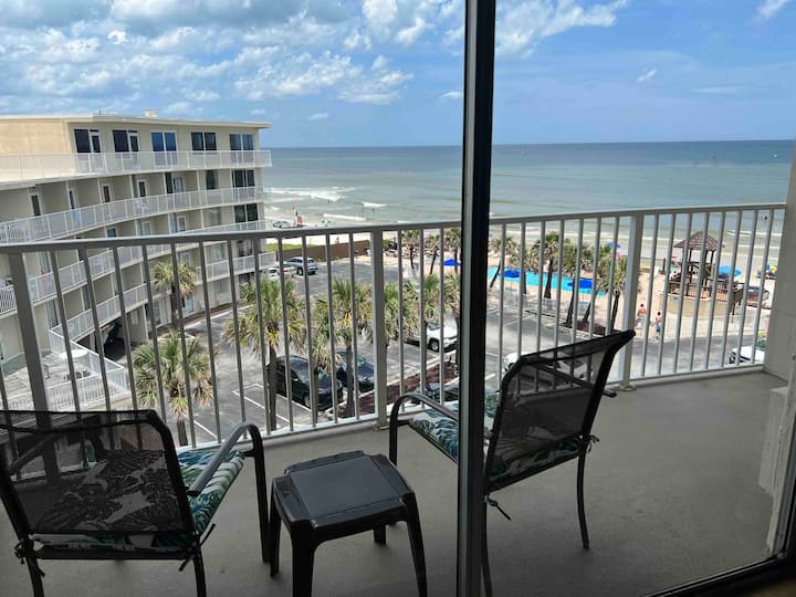 Top Floor! Beautiful Beach Front Studio Condo. - Daytona Beach