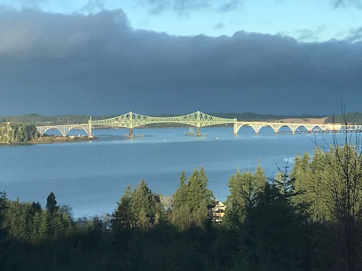 Gorgeous View, Quiet Room
Weekly/monthly Discount - Coos Bay, OR