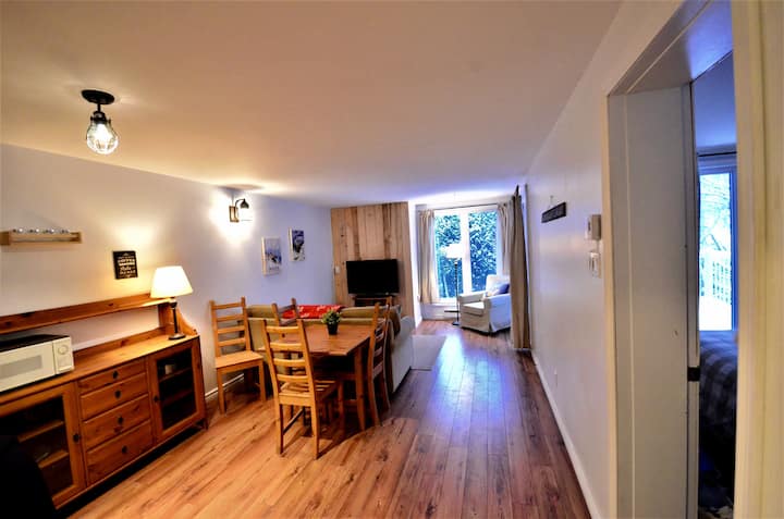 Perfectly Located, Cozy Condo. Beautiful Pool. - Mont-Tremblant