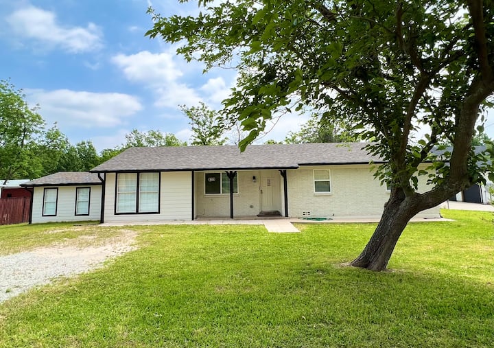 Modern Acreage Near Dfw Airport - Euless, TX