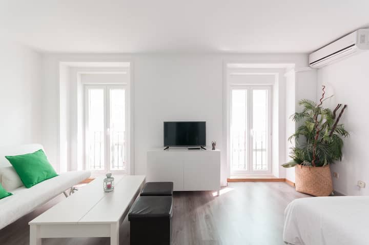 Casa Blanca Con Mucha Energía - Madrid