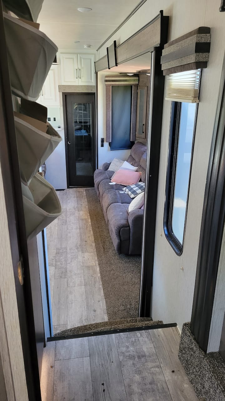 Ewe On The Farm Glamping Rv With Sheep - Lake Whelchel, SC