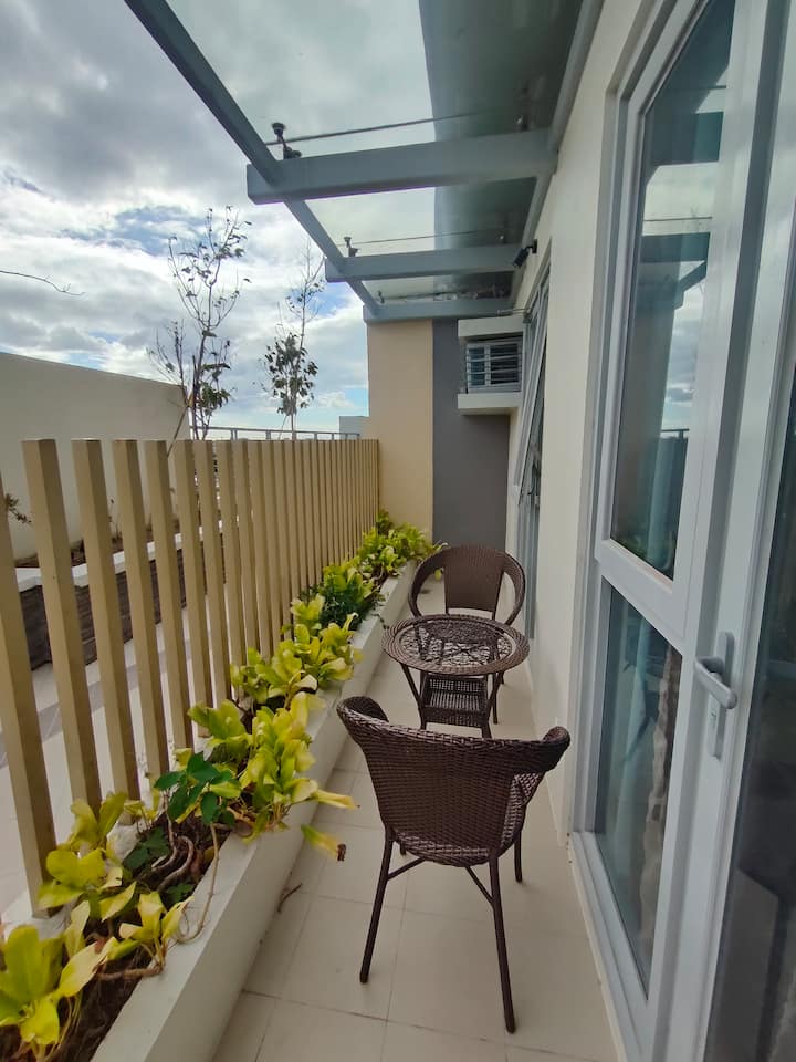 Spacious, Breezy 1br Condo With Lanai And Pool - Cavite City