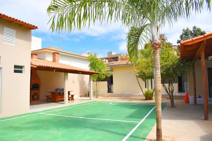 Casa Com Excelente Espaço Externo, Quartos Com Ar - Montes Claros