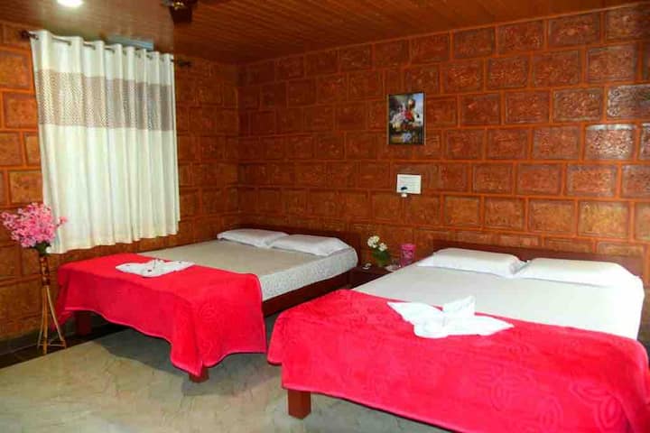 Coorg Aroma Home Stay Situated In The Middle Of Coffee Estate With Green Hills With Breath Taking Natural Splendor To Experience The Way The Locals Live Dine And Enjoy Our Culture With Us. Morning U Will Enjoy Fresh Breathing With Sounds Of Birds - 코다구