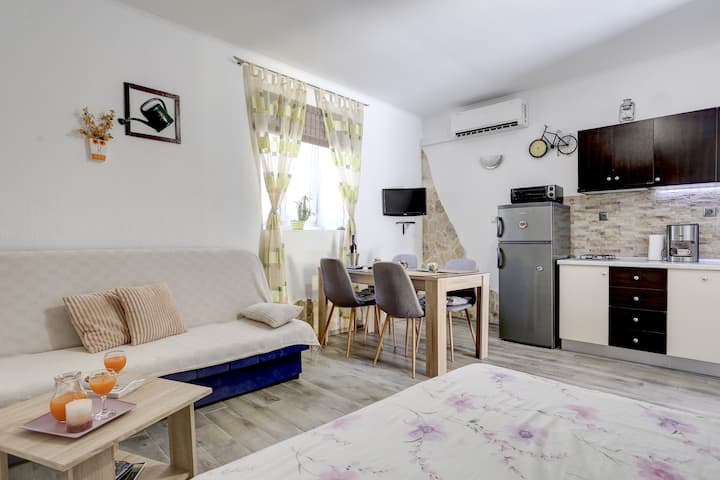 Studio Apartmen Close To Centre - Split