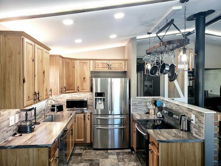 Caribou Flat, 2 Bath, Theater, Bar, Firepit & Yard - Anchorage