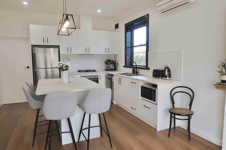 The Wyatt House - A Stones Throw From Main Street! - Mount Gambier