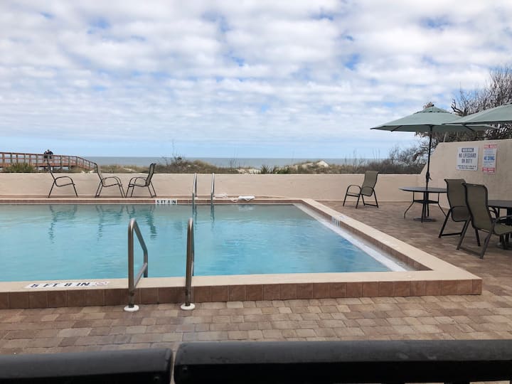 101ocean Front Condo With Heated Pool - Crescent Beach, FL