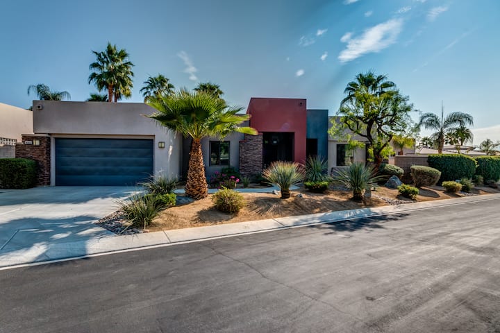 Modern Home With Mountain Views - Cathedral City, CA