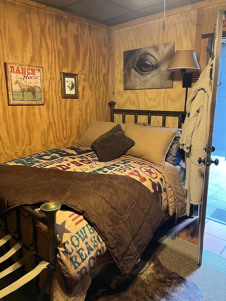 Barn Bunkhouse Studio At Joan Embery’s Ranch - Lakeside, CA