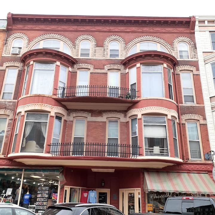 Suite 4 Overlooking Historic Downtown Galena - Galena, IL