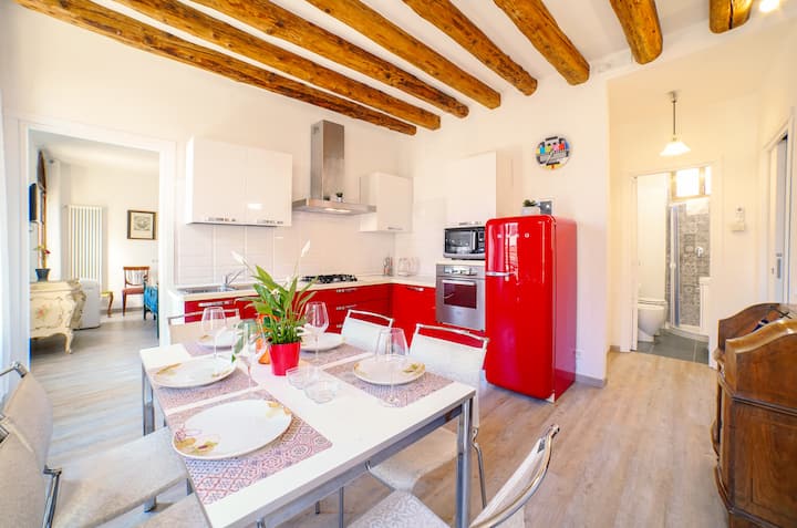 Bright & Canal View, 2 Baths, Sleeps 5 - Venedig