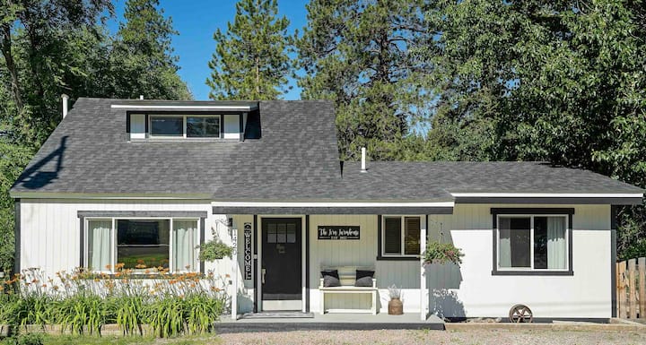 Cozy Farmhouse Close To Glacier National Park - Columbia Falls, MT