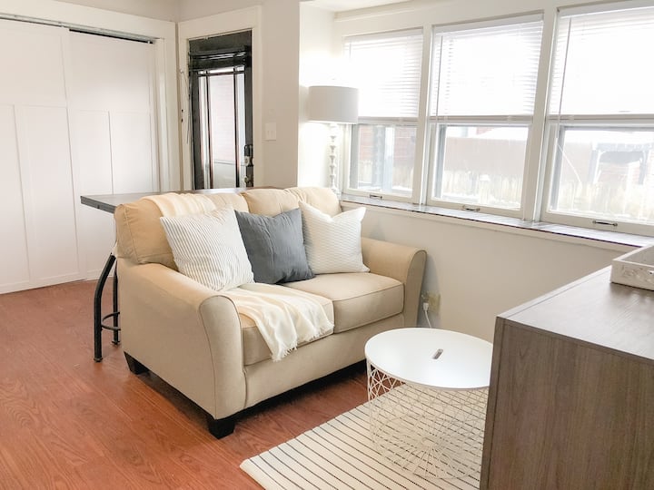 Cheerful & Cozy Studio - Fully Private Entrance - Des Moines, IA